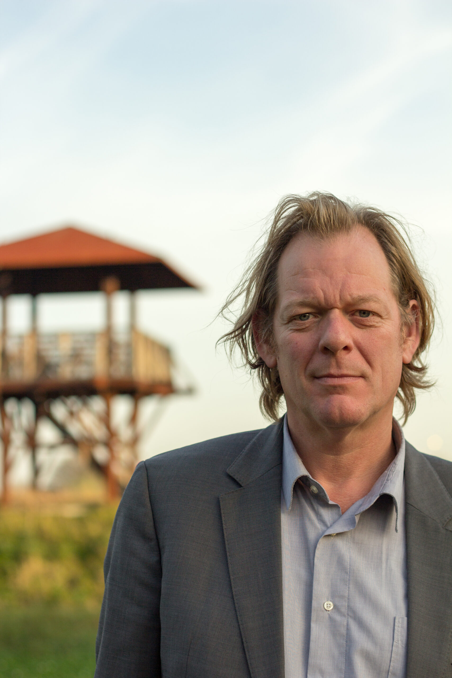 Tom Hazenberg treedt op tijdens Locatietheater Grens in Matilo ...